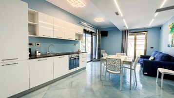 Apartamento | Cozinha privada | Um frigorífico/congelador grande, um forno, uma placa de cozinha 