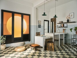 Loft Design | Cozinha privada | Um micro-ondas, uma placa de cozinha, uma cafeteira/bule 