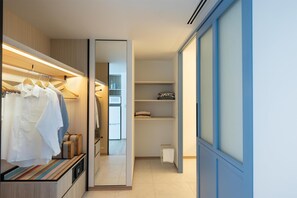 Quarto duplo luxo (with sofa bed) | Cofres nos quartos, escrivaninha, espaço de trabalho para notebook