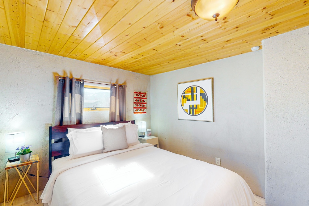 Dog-friendly Sun-soaked Home With Grill, Firepit, & Washer/dryer - Mountain View - Taos, NM