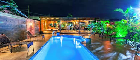 Piscina exterior, da(s) 8:00 à(s) 20:00, guarda-sóis, espreguiçadeiras