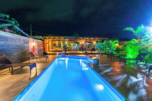 Piscina externa, funciona das 8h às 20h, guarda-sóis, espreguiçadeiras