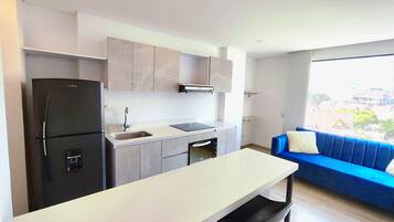 Apartamento Familiar | Cozinha privada | Um micro-ondas, utensílios de cozinha