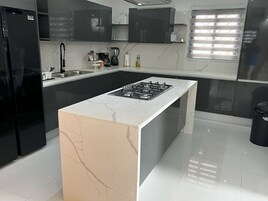 Villa de Luxo | Cozinha privada | Um frigorífico, um micro-ondas, um forno, uma torradeira 