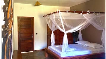 Quarto casal standard | Cofres nos quartos, Wi-Fi de cortesia, roupa de cama