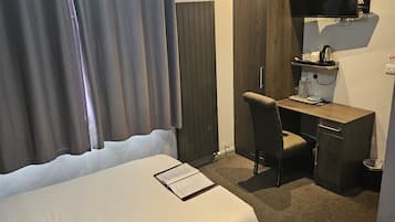 Quarto casal | Roupas de cama premium, cofres nos quartos, escrivaninha