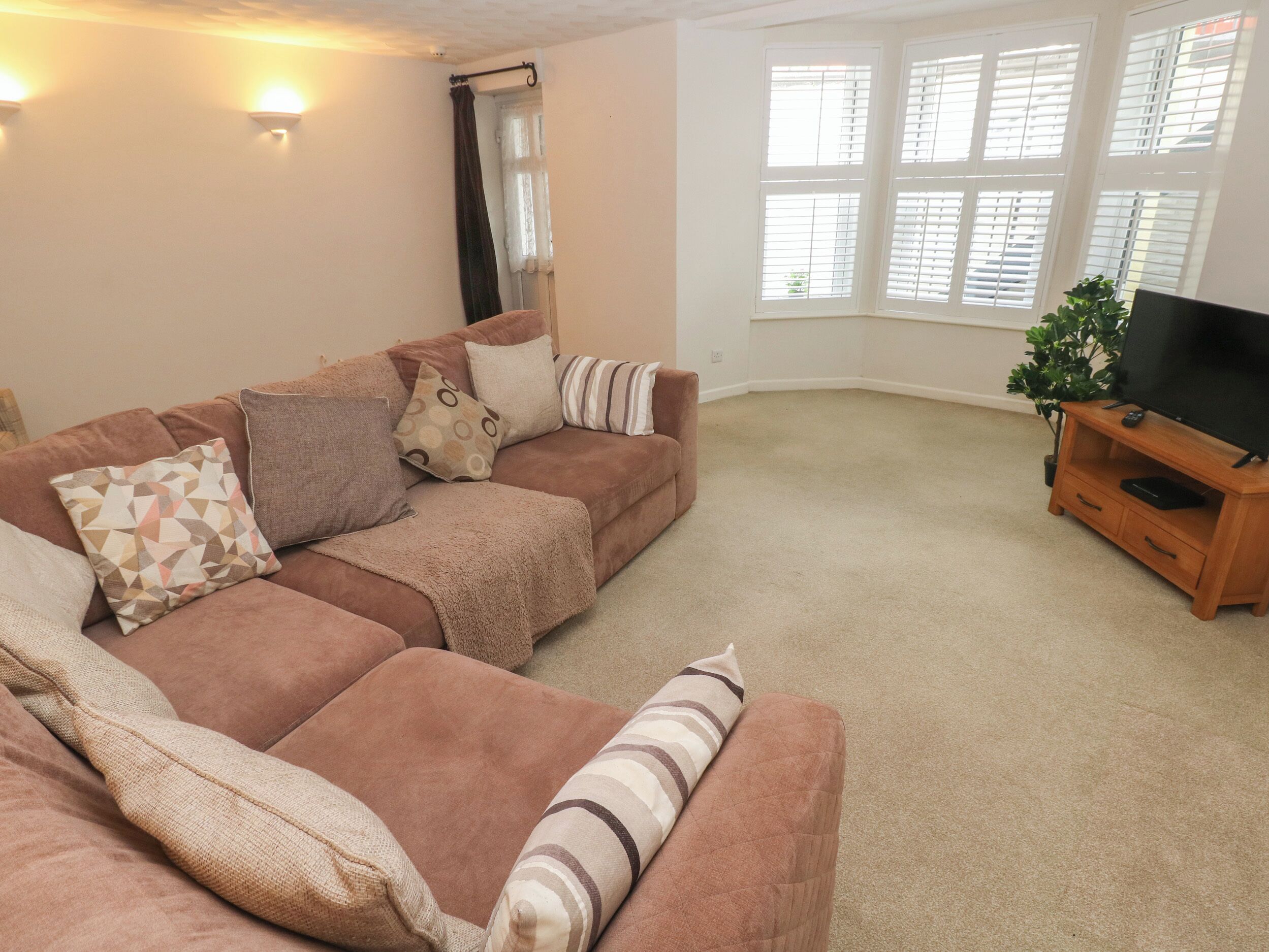 Flat 1, Pet Friendly, Country Holiday Cottage, With A Garden In Tenby - Tenby