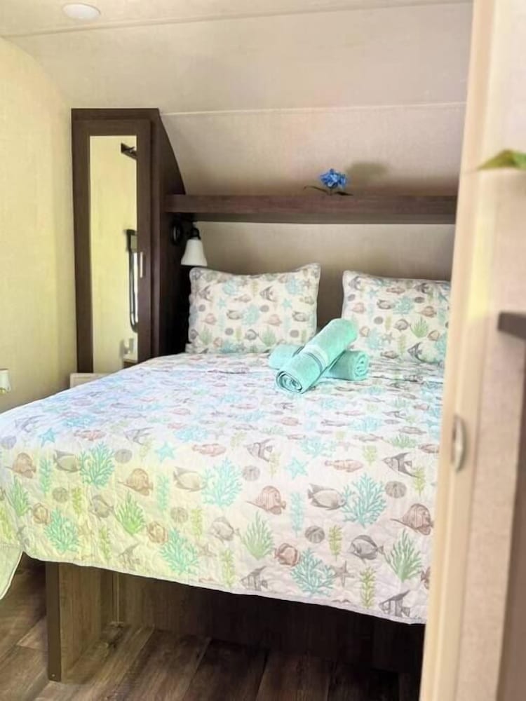 The Lazy Turtle Inn + Beach & Pool - Key Largo