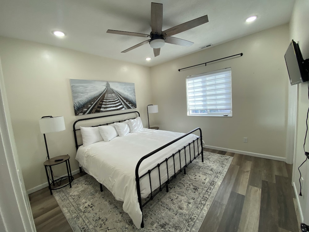 Located In Downtown Evanston, Walking Distance To Food, Shops, And Train Depot. - Evanston, WY