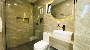 Apartamento superluxo | Banheiro | Chuveiro, chuveiro com efeito de chuva, secador de cabelo