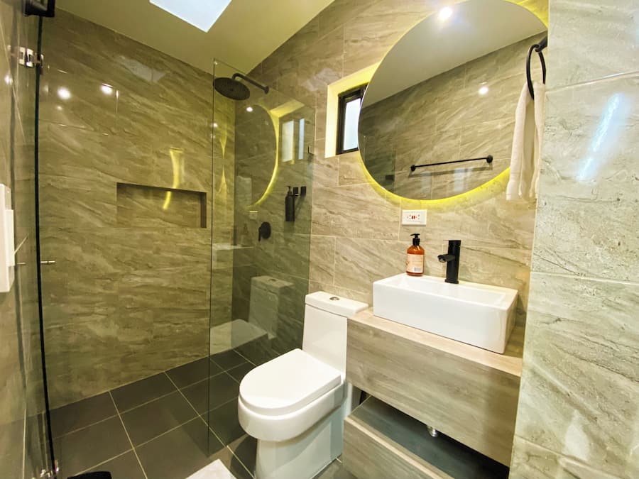Apartamento superluxo | Banheiro | Chuveiro, chuveiro com efeito de chuva, secador de cabelo