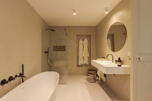 Quarto casal superior | Banheiro | Produtos de toalete biodegradáveis, secador de cabelo, roupões de banho