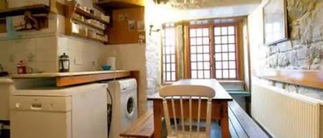 Casa | Cozinha privada | Um frigorífico, um micro-ondas, um forno, uma placa de cozinha