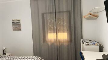 Quarto Familiar | 1 quarto, secretária, secretária adequada para computadores portáteis