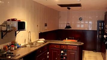 Um micro-ondas, um forno, uma torradeira, batedeira