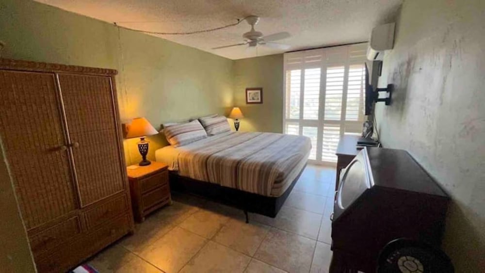 Top Floor Beachfront Condo With Ocean View - Maui, HI