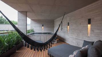 Premium Suite, King bed and Jacuzzi | 1 quarto, roupas de cama premium, edredons de pluma