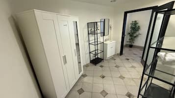 Room 13 (2 Double Beds Private Bathroom Suite) | Banheiro | Toalhas de banho