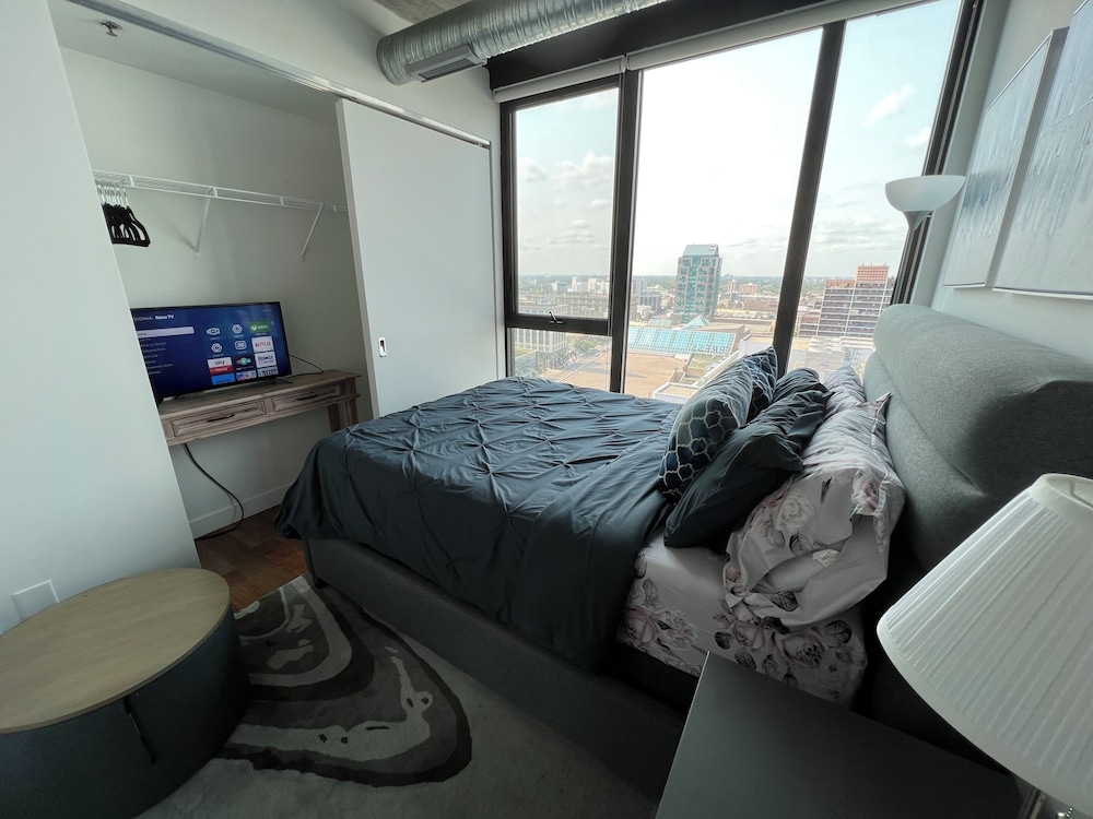18th Floor 2 Bed 2 Bath Overlooking Downtown - Manitoba