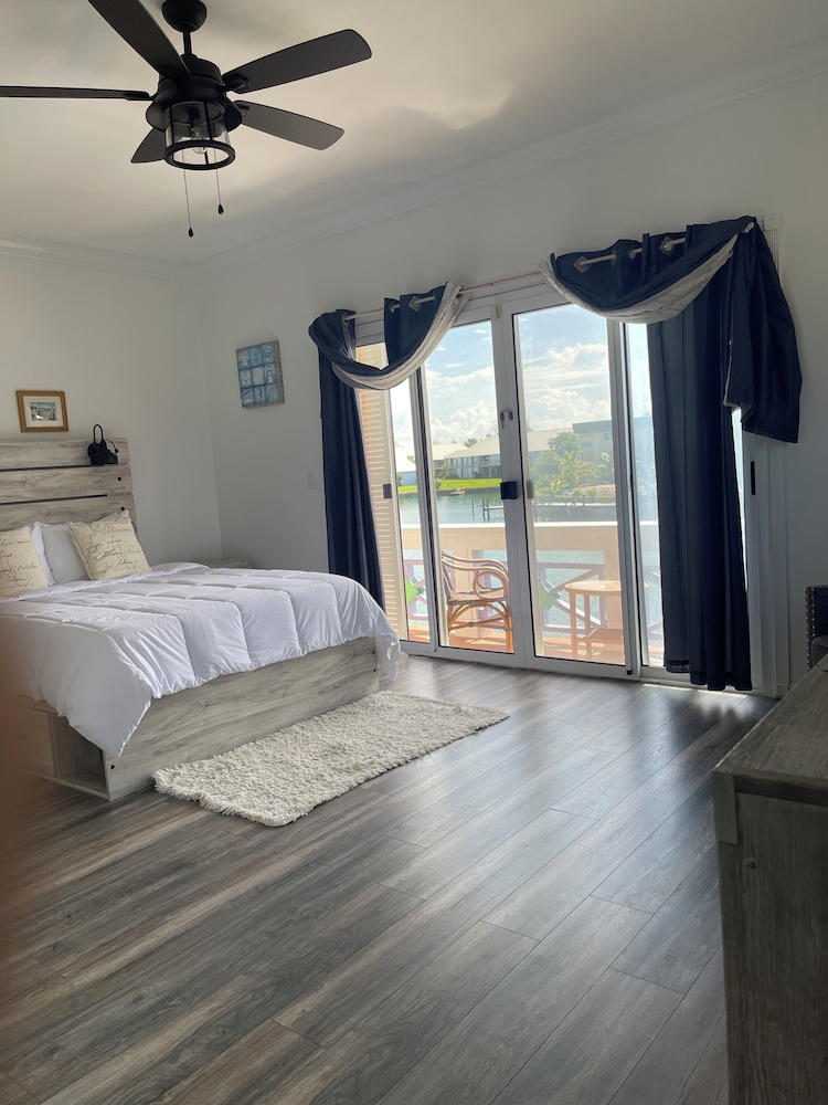 European Designed Townhouse With Boat Dock Access And 5 Mins Walk From Beach. - Freeport