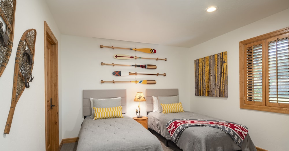 TRAILSIDE LUXURY & LOCATION, Designer Home, Private Spa, Steps to Town ...