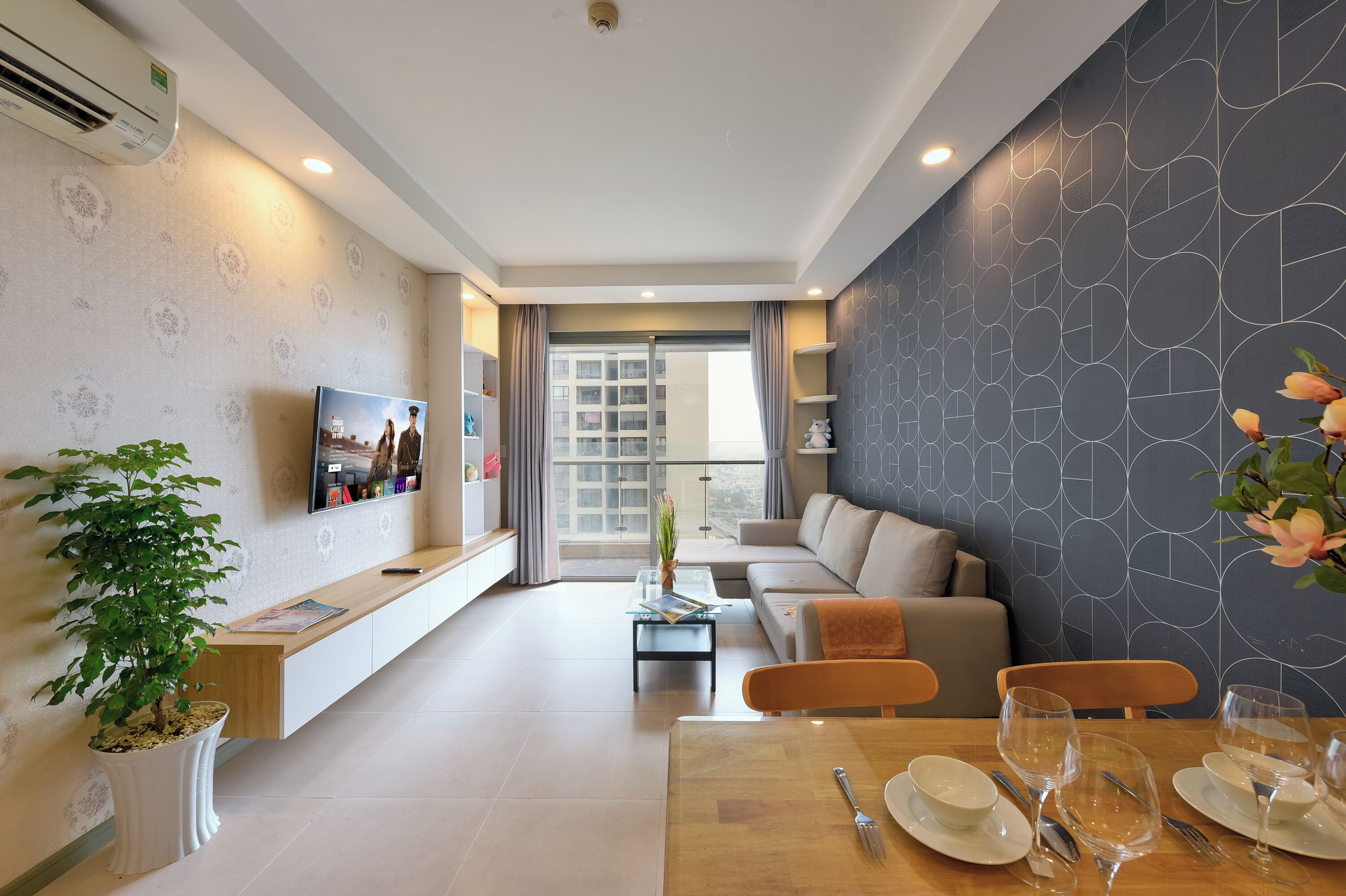 Apartamento luxo | Área de estar | Smart TV 50 polegadas com canais a cabo, Netflix, serviços de streaming