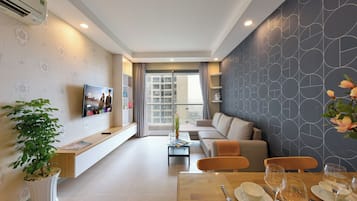 Apartamento luxo | Área de estar | Smart TV 50 polegadas com canais a cabo, Netflix, serviços de streaming