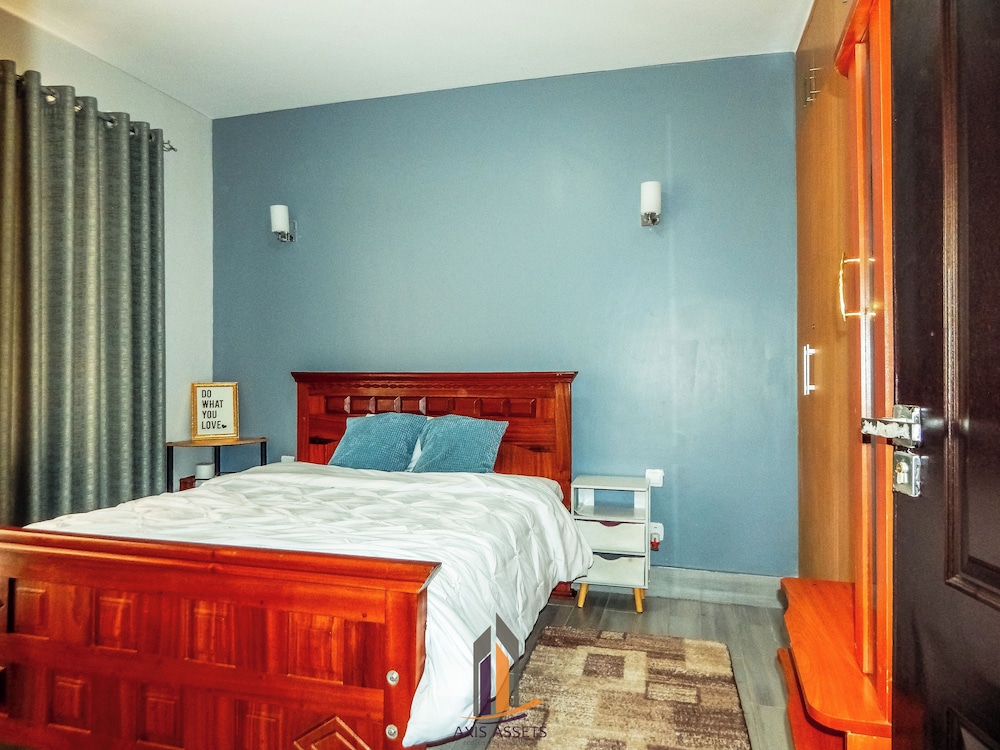 4 minutes to Two Rivers Mall! Family-sized condo with a fully ...