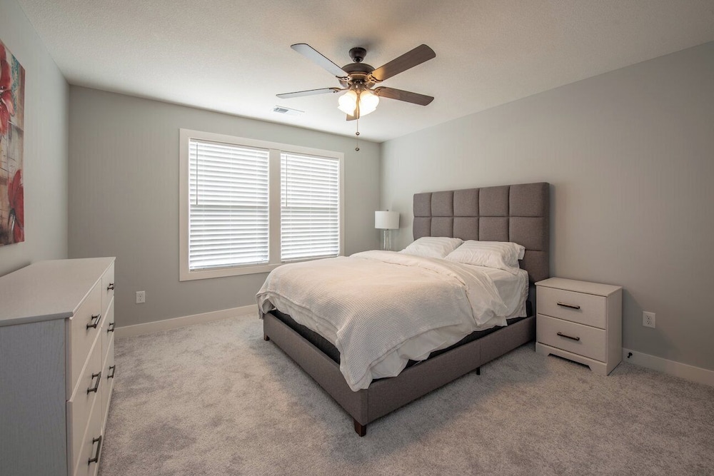 Primary Bedroom, Living Room, And Kitchen On Main Floor - No Steps! - Smithville, MO