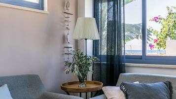 Apartamento, 5 quartos, junto ao jardim | Sala de estar | Televisor de ecrã plano de 42 polegadas com canais digitais, Netflix