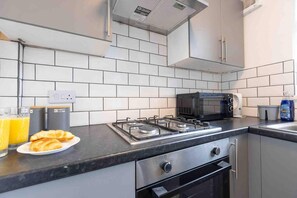 Apartamento | Cozinha privada | Um frigorífico, um micro-ondas, um forno, uma placa de cozinha