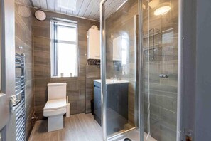 Apartamento | Casa de banho | Um polibã, artigos de higiene pessoal grátis, um secador de cabelo