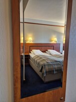 Quarto casal | Roupas de cama premium, escrivaninha, espaço de trabalho para notebook
