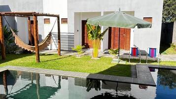 Piscina interna, funciona das 9h às 19h, barracas de cortesia