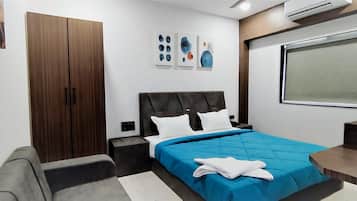 Quarto Deluxe, 1 cama de casal | Secretária, secretária adequada para computadores portáteis