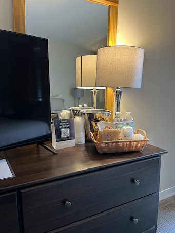 Quarto Básico (North Wing Queen ADA) | Wi-fi grátis . Mountain Creek Tavern