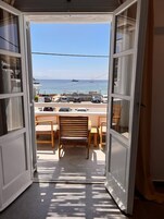 Cofres nos quartos, cortinas blackout, ferros/tábuas de passar roupa