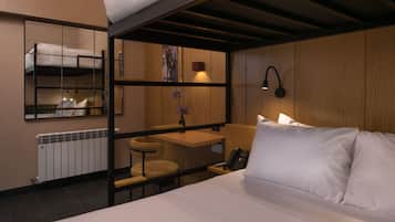 Quarto (1 cama queen size y 1 cama individual) | Roupas de cama premium, camas com colchões pillow-top, frigobar