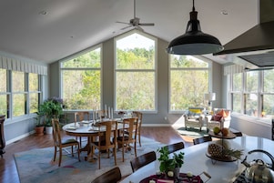 Café da manhã com pratos da culinária local grátis todos os dias