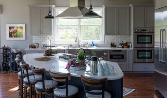 Refrigerador em uma área comum, micro-ondas em uma área comum