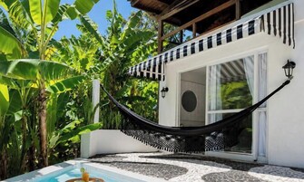 Suíte Room 4 com Piscina Aquecida Privativa - CasaIvan | Vista para o jardim