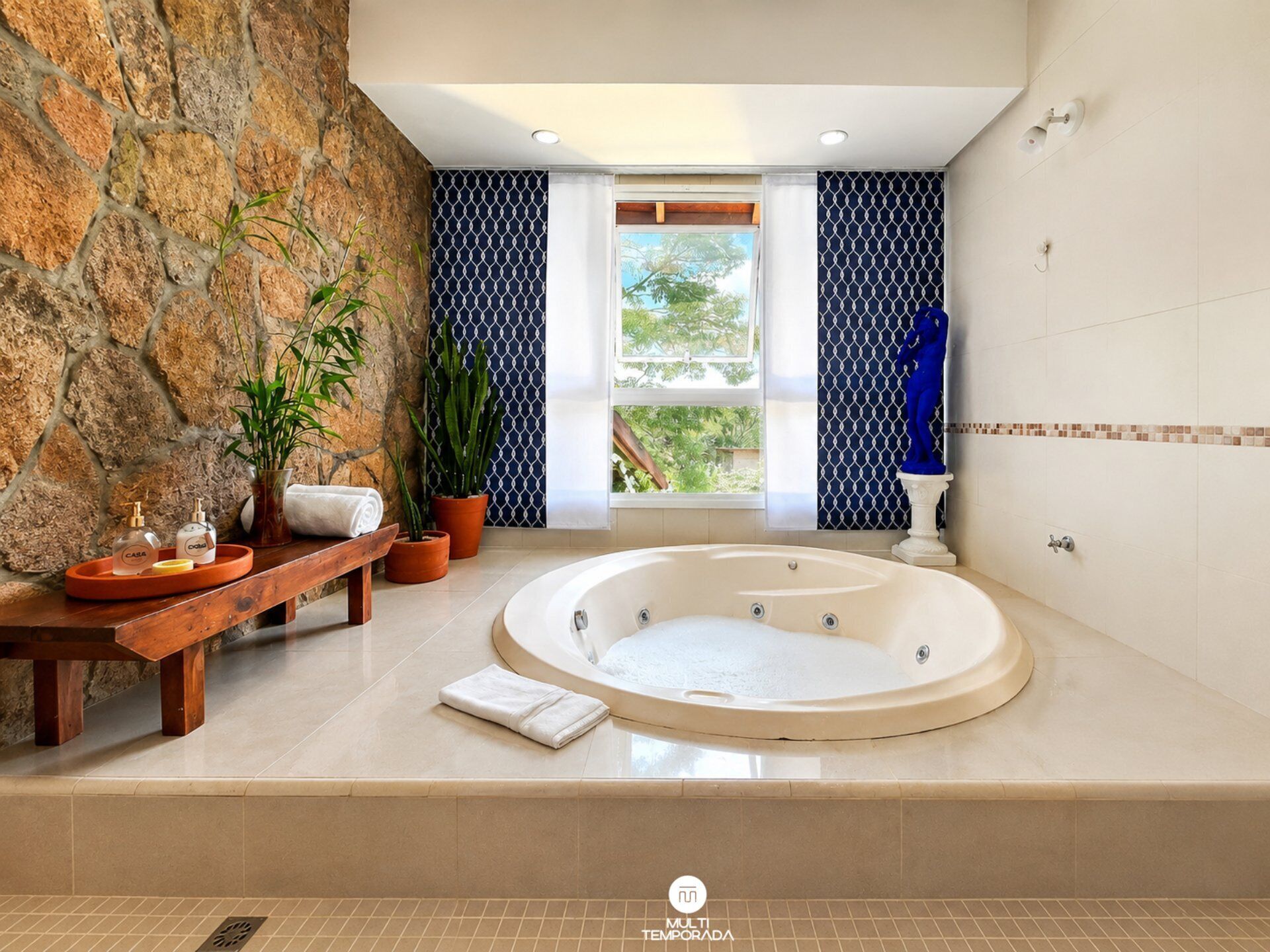 Suíte Master 1 com Hidro e Piscina – CasaIvan | Banheira de hidromassagem particular