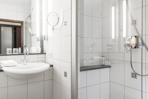 Quarto Individual Standard | Casa de banho | Artigos de higiene pessoal grátis, um secador de cabelo