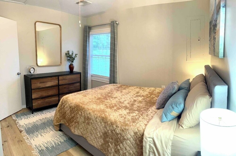 Charming Cottage #5 with Lake View & Hot Tub - Sleeps 4 - minutes from ...