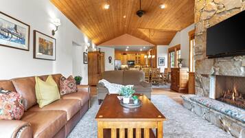 Apartamento em Condomínio Fechado (3 Bedrooms) | Sala | Televisor, lareira