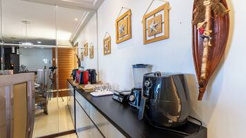 Apartamento | Kitchenette privada | Um frigorífico, um micro-ondas, uma máquina de lavar louça