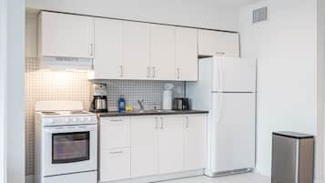 Apartamento em Condomínio Fechado | Cozinha privada | Um frigorífico/congelador grande, um micro-ondas, um forno