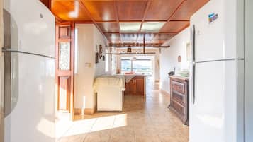Villa | Cozinha privada | Um frigorífico, um micro-ondas, um forno