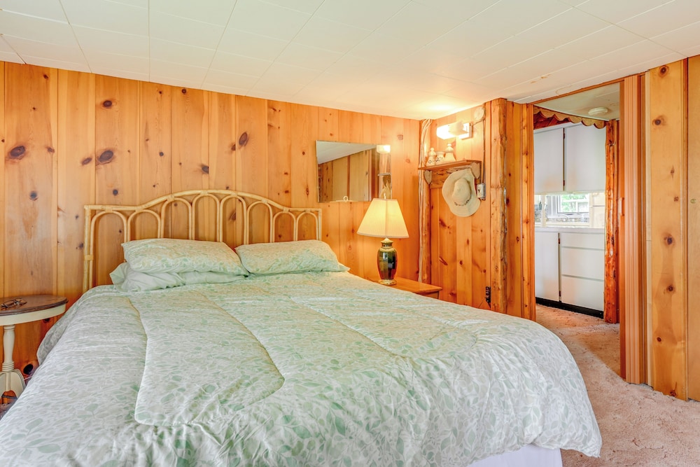 Gladwin Lakefront Cottage W/ Deck, Grill! - Gladwin, MI