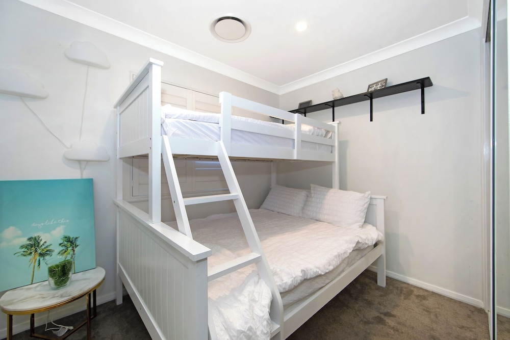 Woy Woy Staycation - Heated Pool & Spa & Wood Fire Pizza & Pool Table ...